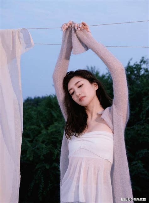 江疏影穿透视裙配灰色长开衫素颜出镜，美丽动人 搜狐大视野 搜狐新闻