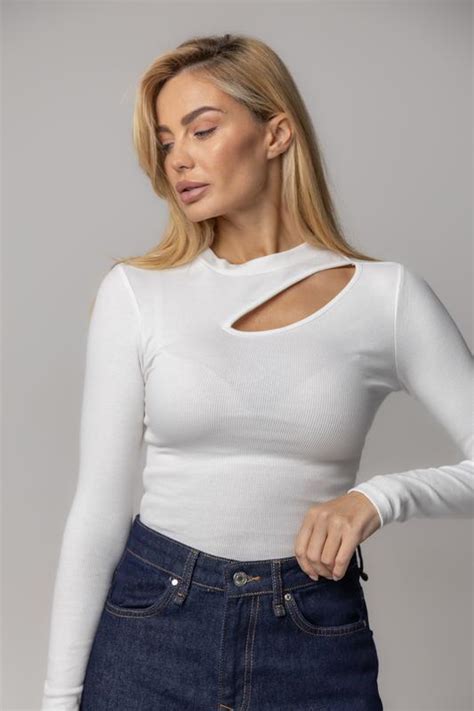 Молочний жіночий лонгслів з вирізом на плечі — ціна 630 грн у каталозі