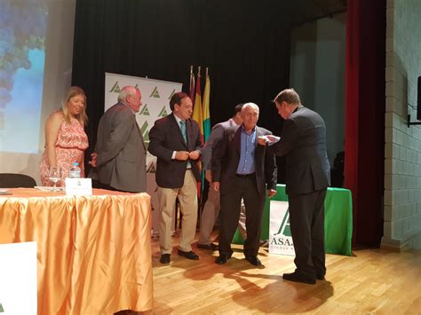 Luis Planas destaca el esfuerzo del sector vitivinícola para hacer de