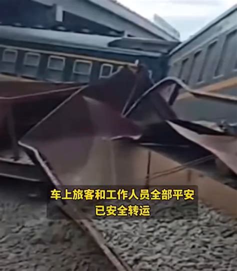影工程車翻覆卡鐵軌！列車來不及閃迎面撞上 4車廂脫軌嚴重扭曲變形