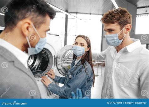 Verkoper Met Een Medisch Masker Op Een Hypermarkt Toont Zijn Klanten