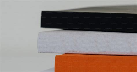 세 권의 책이 나란히 놓여 있다 사진 Unsplash의 책 이미지