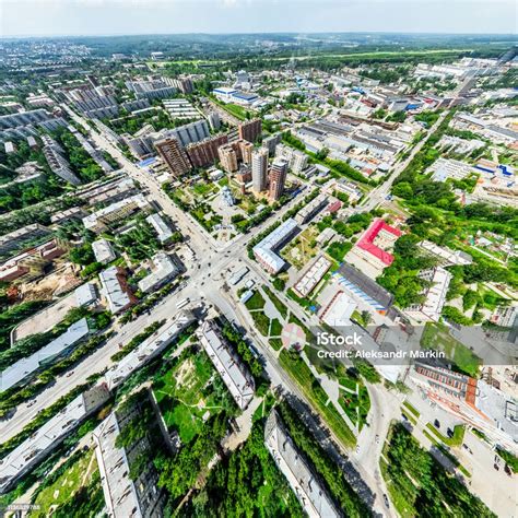 空中城市景觀與十字路口和道路 房屋 建築物 公園和停車場陽光明媚的夏季全景圖像 照片檔及更多 交通 照片 交通 商務 城市 Istock
