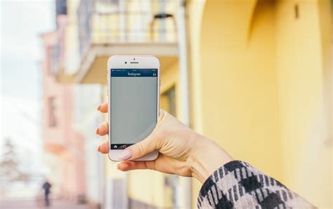 무료 이미지 아이폰 손 여자 과학 기술 화이트 사진술 색깔 간단한 기계 장치 휴대 전화 상표 디자인 셀카 휴대용 통신 장치 4000x2522