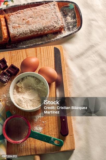 계란 초콜릿 밀가루 일부 재료와 흰색 식탁보에 집에서 만든 스폰지 케이크의 최고 보기 0명에 대한 스톡 사진 및 기타 이미지 Istock