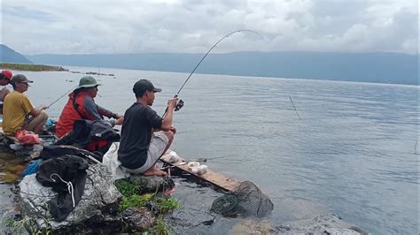 MANCING DI DANAU TOBA AKHIR TAHUN ASIK GUYS YouTube