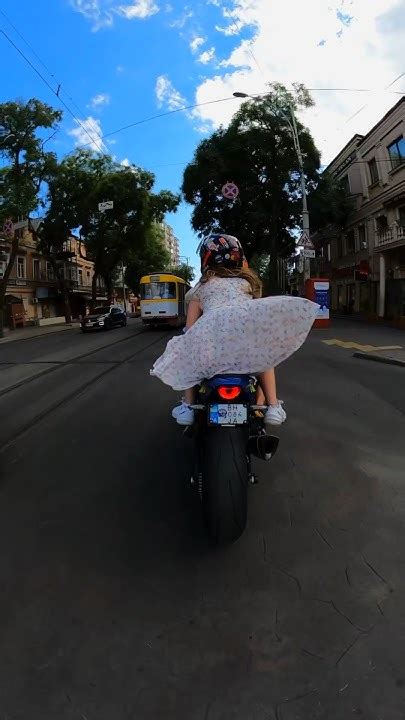 Девушки не забывайте загибать платье садясь на мотоцикл иначе будет