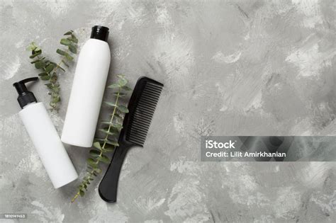 コンクリートの背景にプロのヘアケア製品と櫛上面図 お面のストックフォトや画像を多数ご用意 お面 エステティックサロン オーガニック