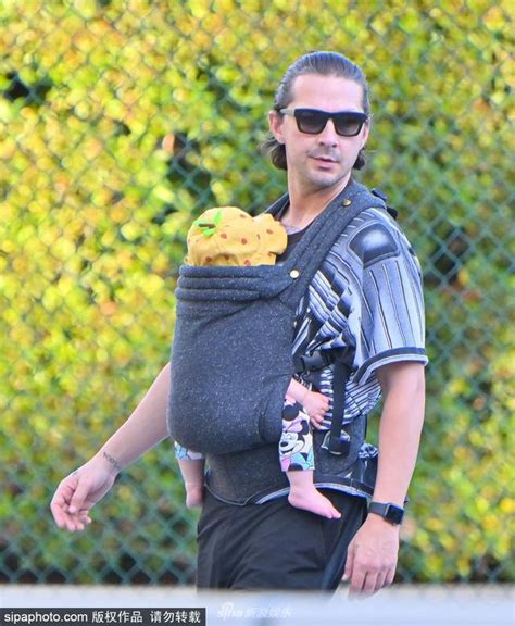 希亚拉博夫一家三口迪士尼游玩 一路背着女儿变超级奶爸新浪图片