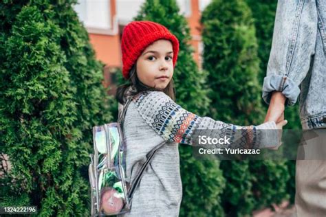빨간 모자를 쓴 예쁜 아이의 수평 뒷모습 이미지 배낭을 가진 어린 소녀가 어머니와 함께 거리를 걷고 있습니다 2명에 대한 스톡 사진 및 기타 이미지 Istock