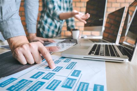 专业开发人员程序员合作会议和头脑风暴和网站编程高清图片下载 正版图片505959621 摄图网