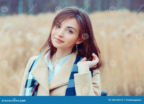 Jovencita Con Abrigo Mirando Imagen De Archivo Imagen De Adulto Lago