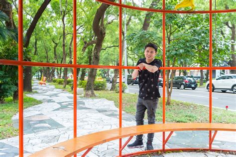社區趴趴go 綠意脈動的仁愛圓環 靠近敦化南路與忠孝東路交叉口的「鳥籠」裝置藝術，是顏世峰常來散步靜思的地方。 圖輯 P8 好房網news