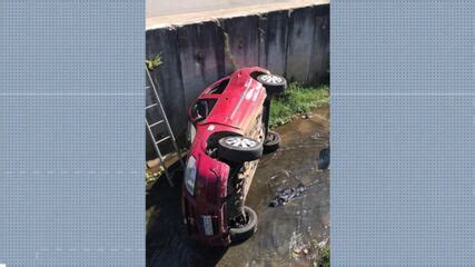 Durante fuga carro roubado suspeitos atropelam homem e caem em córrego em Arujá Mogi das