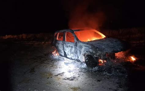 Fuego consume auto en carretera a Mapimí conductor resultó ileso y