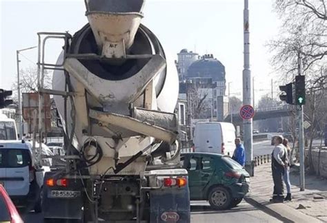 Бетоновоз сплеска малка кола в Пловдив снимки