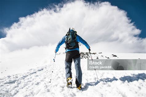 등산객이 산에서 오는 산 폭풍을만 나 오르막 상승 눈 냉동상태의 물에 대한 스톡 사진 및 기타 이미지 눈 냉동상태의 물