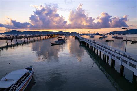 Aerial View 는 찰롱 베이 교통 및 여행 배경 개념의 정박지에서 요트와 범선 주차의 무인 항공기 샷을 위로 합니다 산 일출 하늘 구름 일몰 배경아름다운 바다 항구에