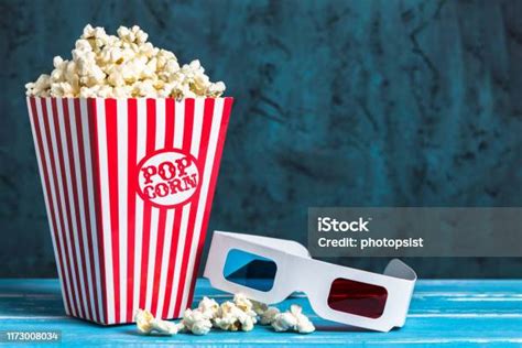 파란색 텍스처 배경에 복사 공간이있는 빨간색 줄무늬 팝콘 버킷 및 3d 안경 0명에 대한 스톡 사진 및 기타 이미지 0명 3d 안경 바로 먹을 수 있는 Istock