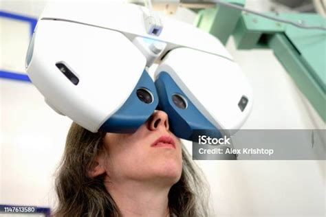 젊은 예쁜 여자는 자동 안과 장비와 렌즈 피팅 절차를 겪었다 2명에 대한 스톡 사진 및 기타 이미지 2명 건강관리와 의술 검안 장비 Istock