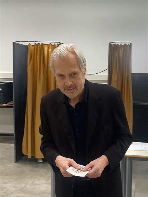 Dopo Malattia E Depressione Vittorio Sgarbi Torna In Pubblico Alle