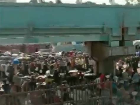 Maharashtra Huge Crowd Of Migrant Workers Gathered Outside Bandra