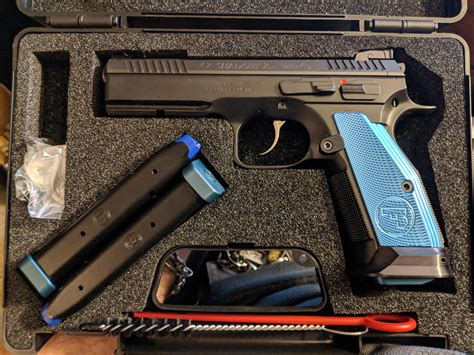 Doesn T She Look Good In Her New Outfit R Guns