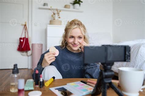 Image De Jeune Femme Vlogger Enregistrements Sur Numérique Caméra