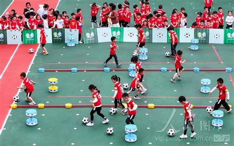 安徽黄山趣味足球比赛 人民图片网