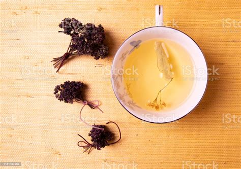 노란색 배경에 다양한 허브와 도자기 컵 허브 차 컵 린든 차 오레가노차 0명에 대한 스톡 사진 및 기타 이미지 0명 가을 건강관리와 의술 Istock