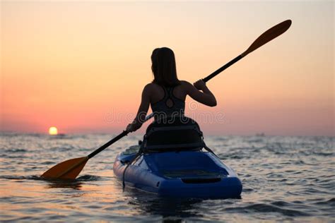 Femme Kayaking Dans Le Kayak Aviron De Fille Dans L Eau D Une Mer