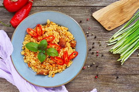 야채와 나무 배경에 식이 고기 필라프 전통적인 동양 요리입니다 상위 뷰 갈색에 대한 스톡 사진 및 기타 이미지 갈색 강황 건강한 식생활 Istock