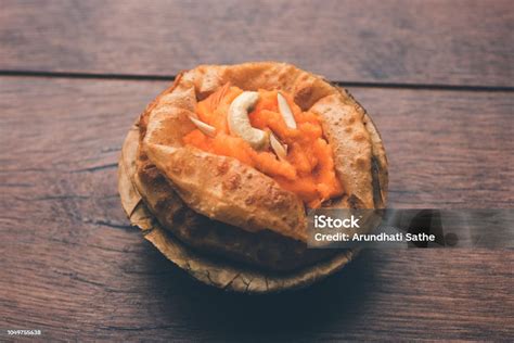 스 지 지 Halwa 푸 리 또는 Shira 너무 아침 식사 접시와 그릇에 제공 됩니다 선택적 초점 0명에 대한 스톡 사진 및 기타 이미지 Istock