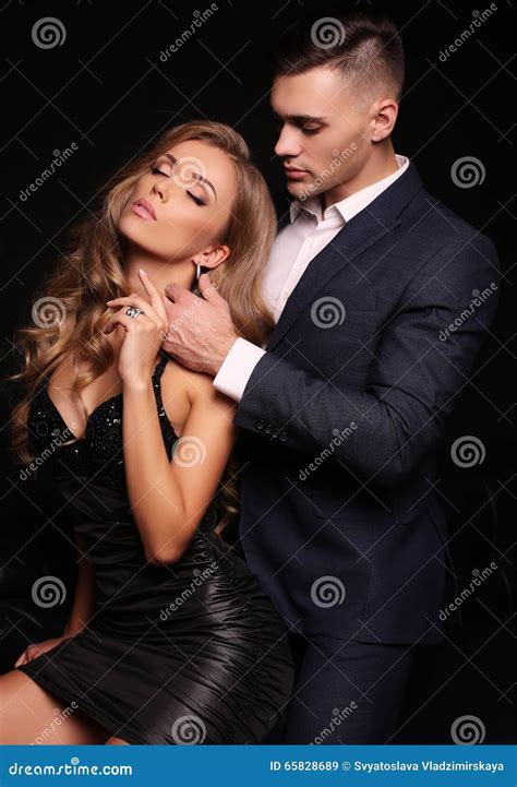 Ch Opak Dziewczyny Ca Owania Ogrodowa Story Pi Kna Seksowna Para Wspania A Blond Kobieta I