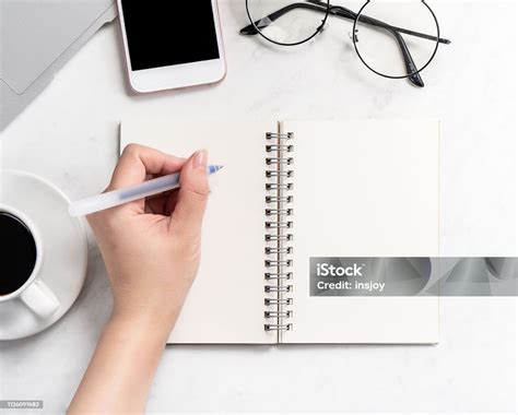 여자는 쓰기 노트 양식된 대리석 사무실 작업 책상에 스마트폰 노트북 안경 커피 모의 Topview Flatlay Copyspace 근접 촬영에 고립 된 공란에 대한 스톡