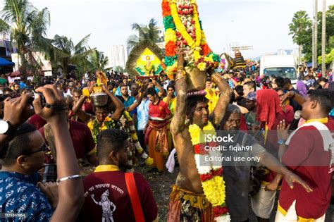 축 하와 신봉자 Kavadi 타이 푸 삼 축제 기간 동안 행사 기도 축복에 대 한 준비를 들고 Thaipusam에 대한 스톡