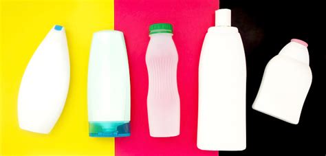 컬러 종이 배경에 화장품 플라스틱 병의 집합입니다 맨 위 보기 화장품 세트 샴푸 샤워 젤 비누 템플릿 개념에 대한 스톡 사진 및 기타 이미지 Istock