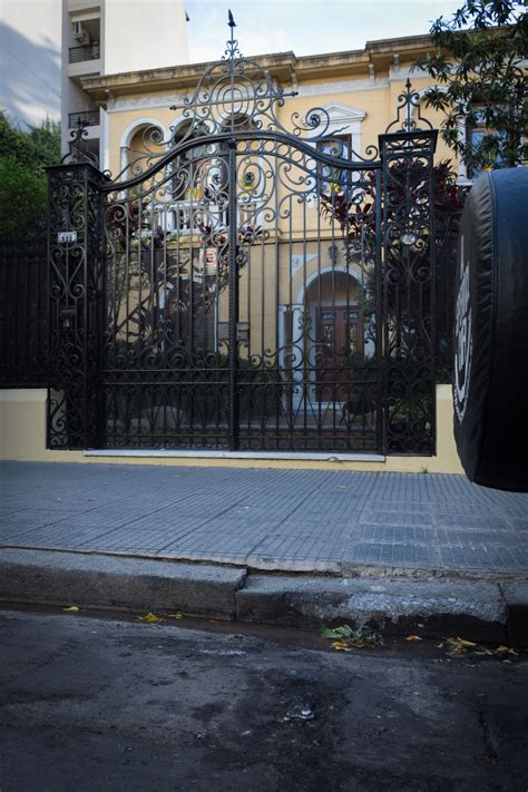 La historia detrás del incendio de dos autos frente a la casa de Eugenio Raúl Zaffaroni Infobae