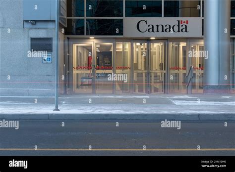 Le Logo Du Gouvernement Du Canada Est Visible Au Dessus De Lentrée D