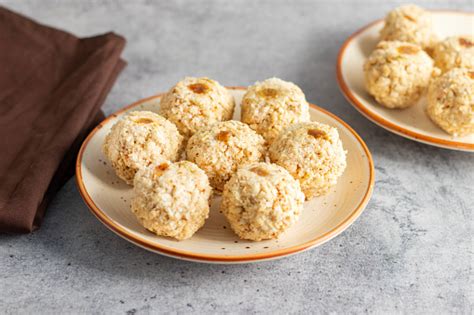 모아는 뻥 뚫린 쌀 재거 코코넛으로 만든 전통 벵골 과자로 종종 카다멈과 버터 기름으로 맛을 냅니다 개성 개념에 대한 스톡 사진 및 기타 이미지 Istock