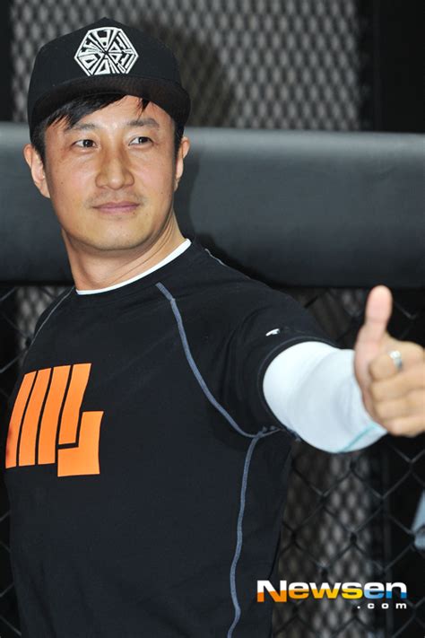 포토엔 이훈 ‘내 주먹 어때요 손에 잡히는 뉴스 눈에 보이는 뉴스 뉴스엔