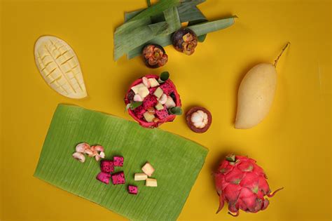 아름 다운 망고 스틴 망고 드래곤 과일 큐브 과일 샐러드 드래곤 과일 피부 그릇 노란색 배경 녹색 바나나 잎 감귤류 과일에 대한 스톡 사진 및 기타 이미지 Istock