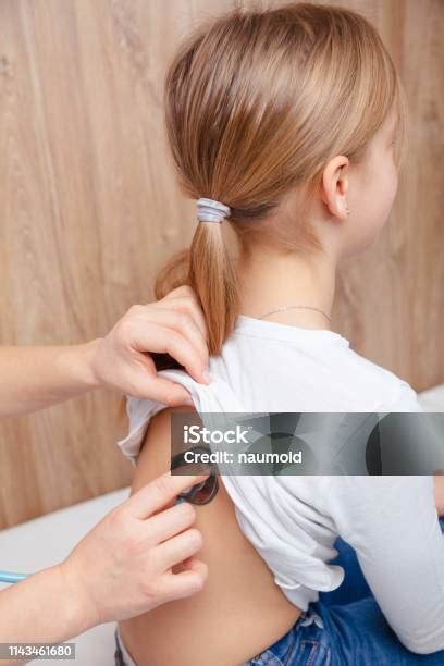 어린이 점검소아과 의사의 심장 박동 검사 및 청진 기를 통한 폐 렴 건강 진단에 대한 스톡 사진 및 기타 이미지 건강 진단