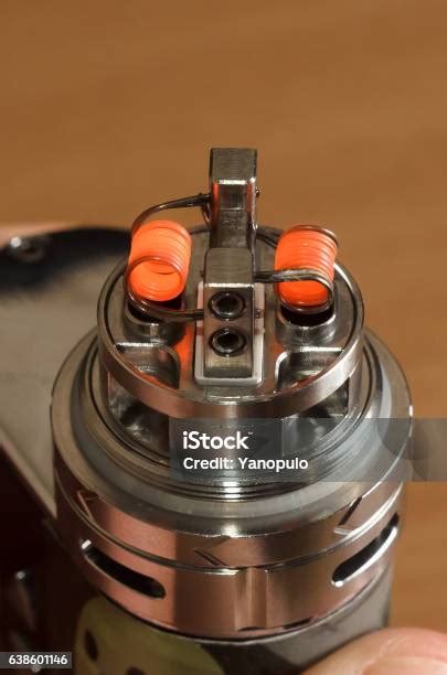 나무 배경에 Vape 전자 담배 분무기 글리세롤에 대한 스톡 사진 및 기타 이미지 글리세롤 기업 재무와 산업 나사돌리개