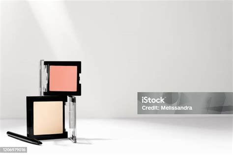 메이크업 화장품 키트 얼굴 베이지 색 파우더 핑크 블러쉬와 흰색 배경에 전문 Maquillage 브러시 장식 얼굴 피부 제품