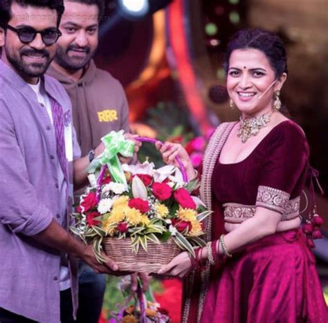 Divya Darshini Dd Tamil Tv Host S1x16 Award Shoe Cleavage