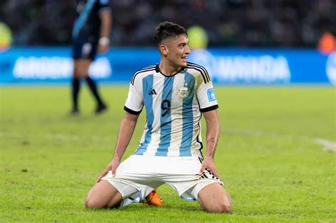 Quién es Alejo Véliz el ex Rosario Central que quiere ser estrella