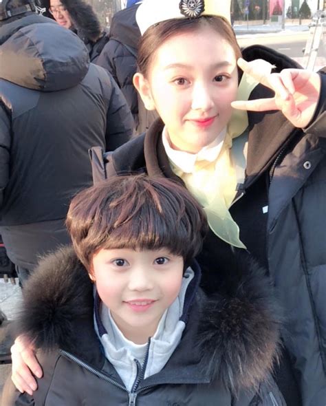 아역배우 서은율and서윤혁 지난일상 엑스가리온 촬영중 이른아침 콜타임받고 추운날 Facebook