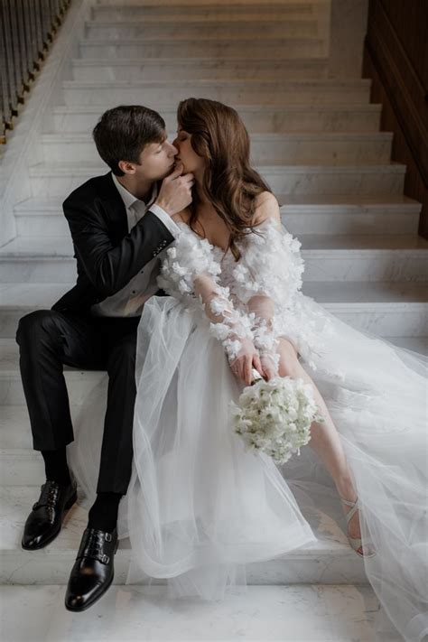 Воздушная нежность свадьба в светлой гамме у воды Фотографии невесты Свадебные позы