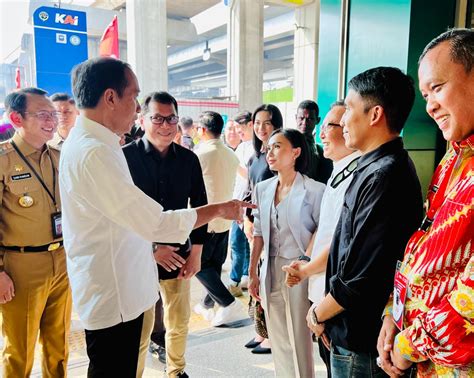 Desta Hingga Chelsea Islan Uji Coba LRT Jabodebek Bareng Jokowi Industri Katadata Co Id